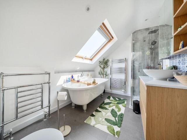 6 bed house for sale