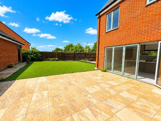 6 bed house for sale