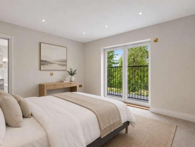6 bed house for sale