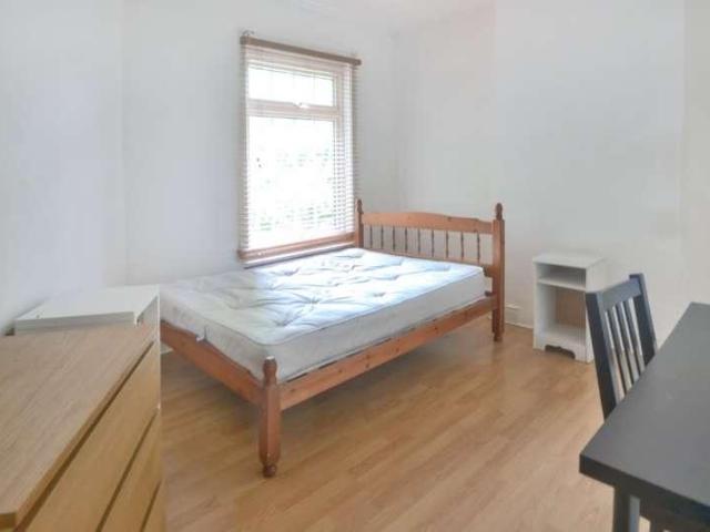 6 bed house for sale