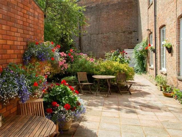 6 bed house for sale