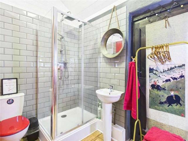 6 bed house for sale
