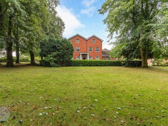 6 bed house for sale