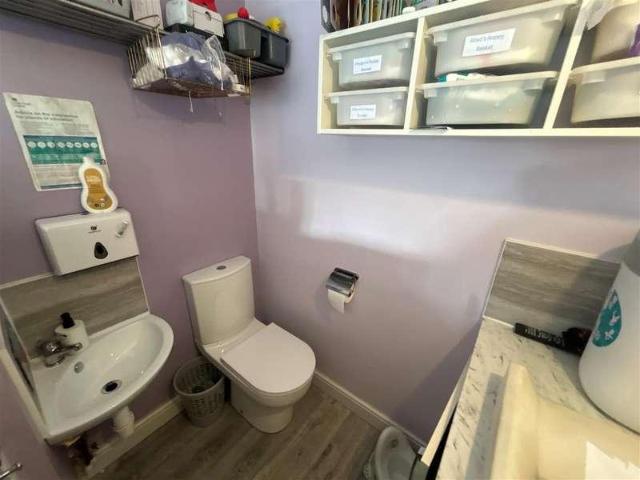 6 bed house for sale