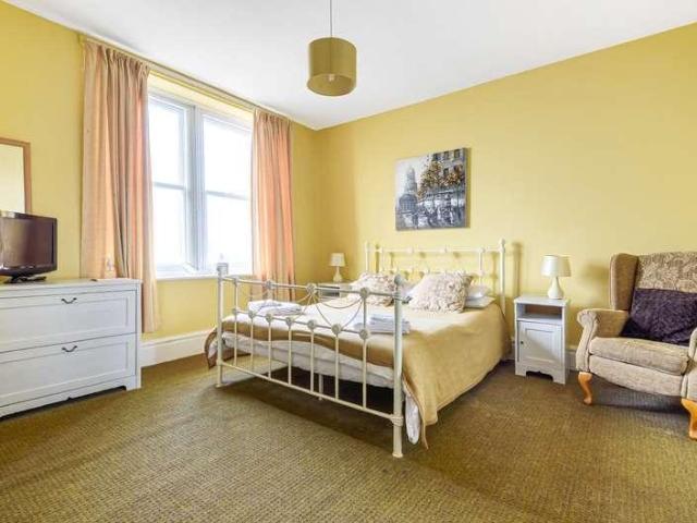 6 bed house for sale