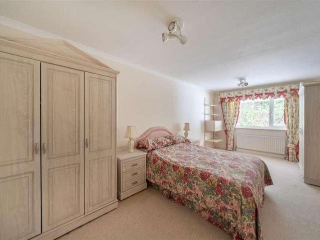 6 bed house for sale
