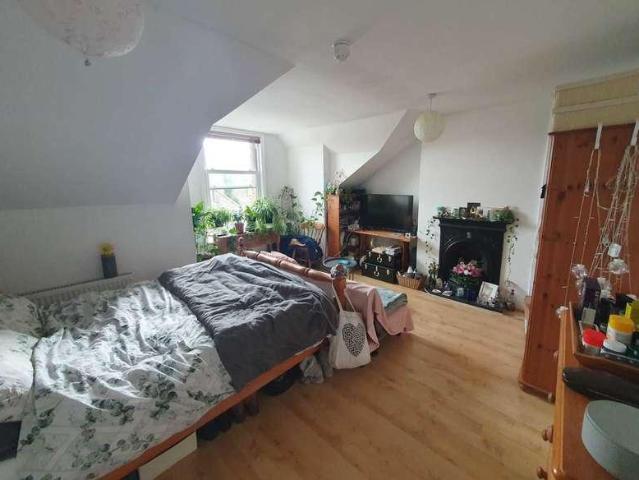 6 bed house for sale