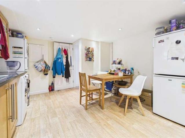 6 bed house for sale