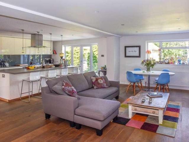 6 bed house for sale
