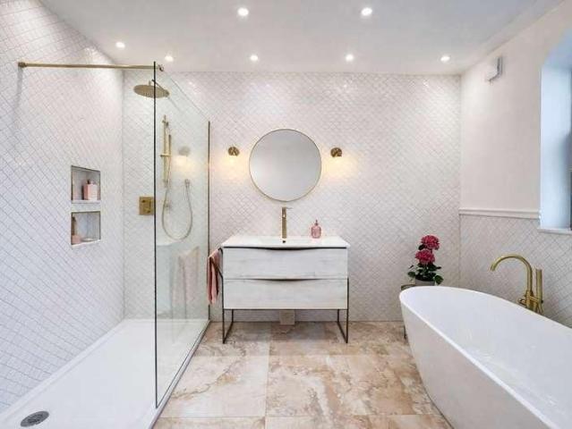 6 bed house for sale