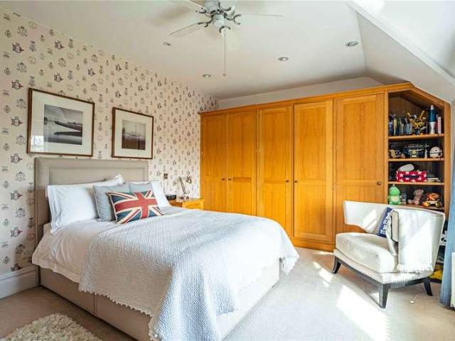 6 bed house for sale