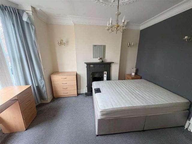 6 bed house for sale