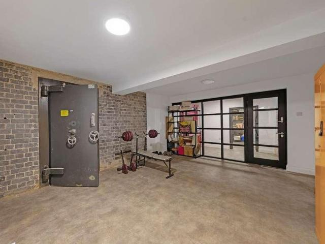 6 bed house for sale