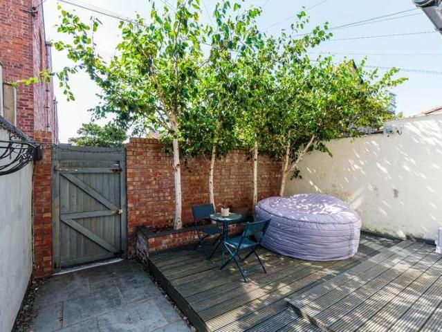 6 bed house for sale