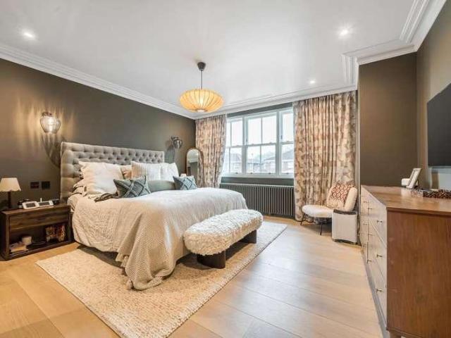 6 bed house for sale