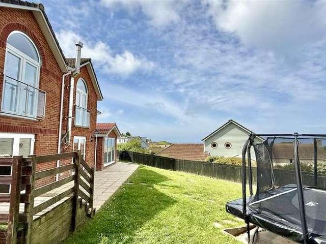 6 bed house for sale