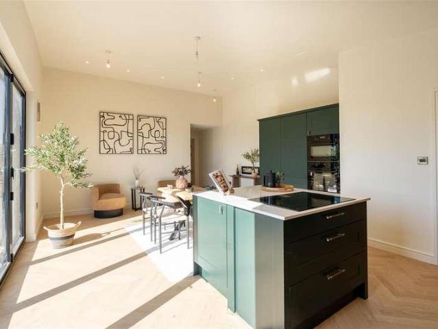 6 bed house for sale