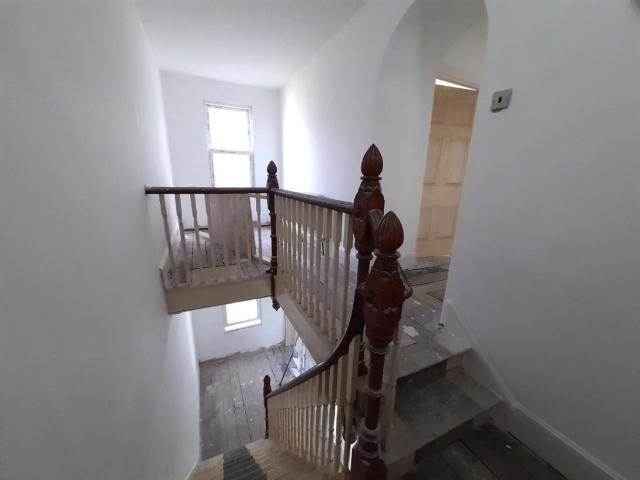 6 bed house for sale