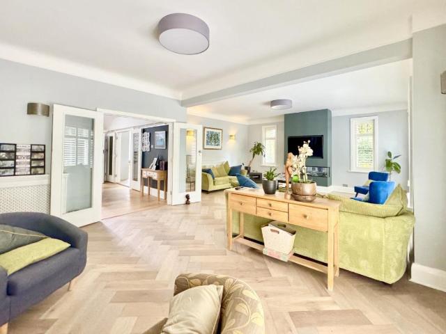 6 bed house for sale