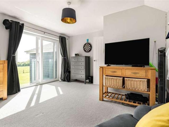 6 bed house for sale