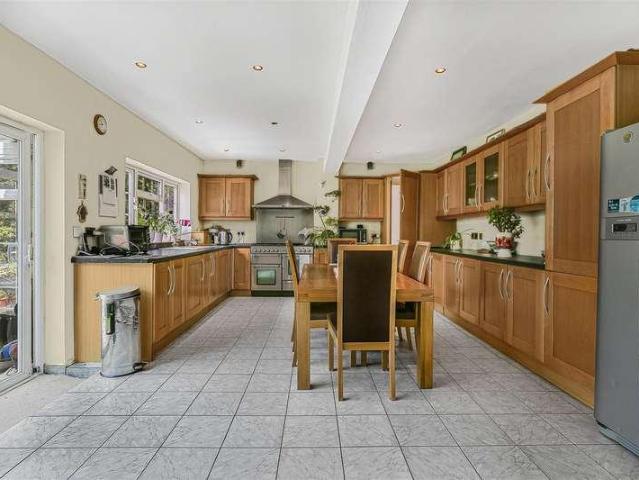 6 bed house for sale