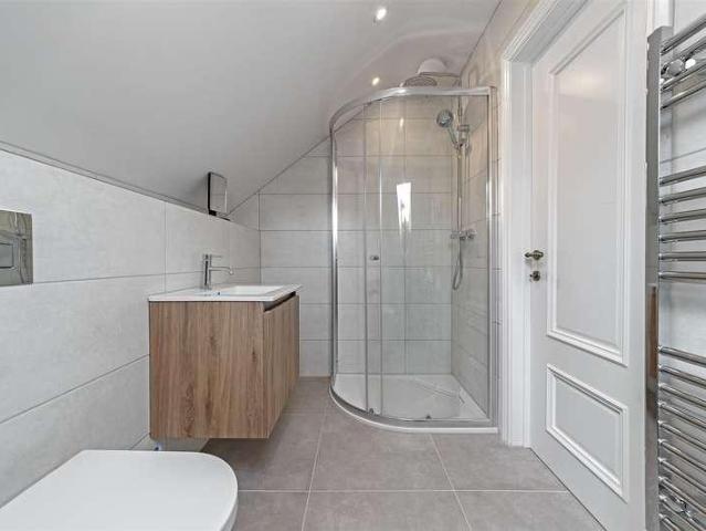 6 bed house for sale