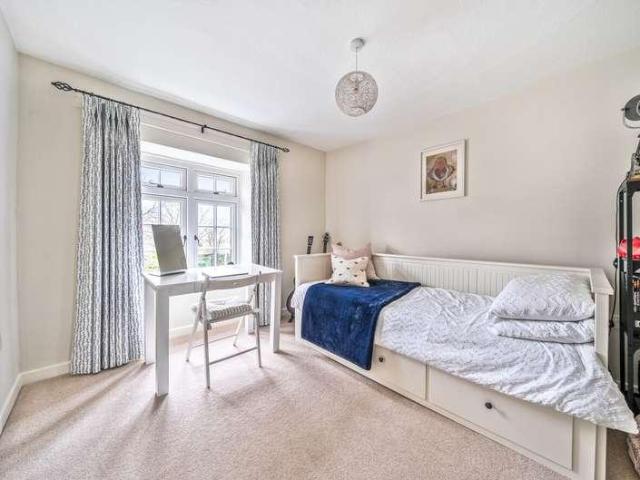6 bed house for sale