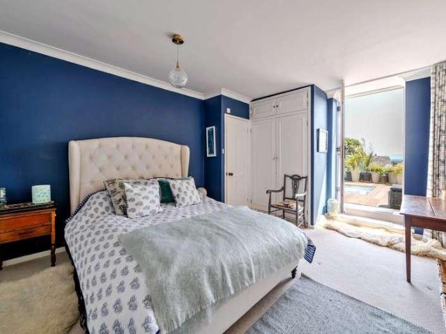 6 bed house for sale