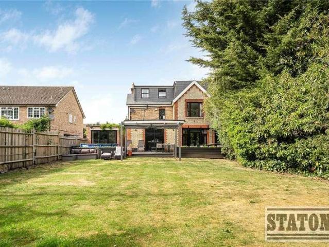 6 bed house for sale