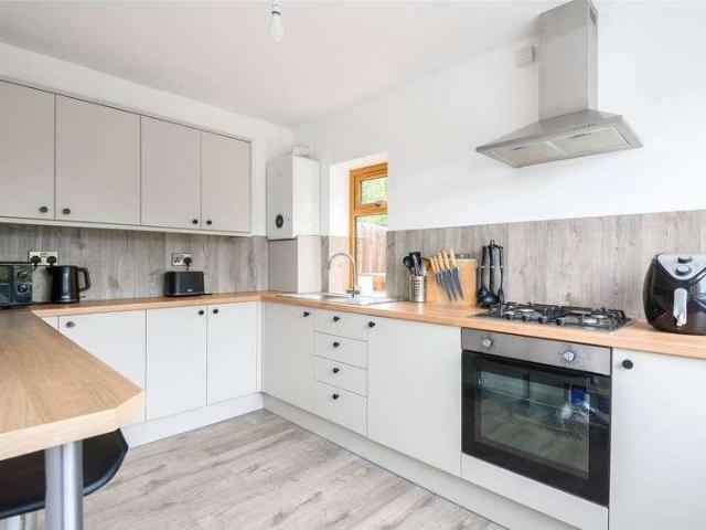 6 bed house for sale