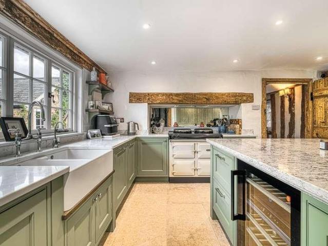 6 bed house for sale
