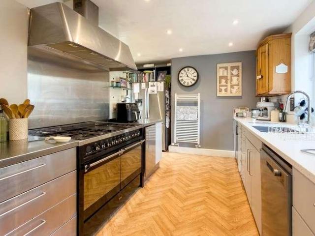 6 bed house for sale