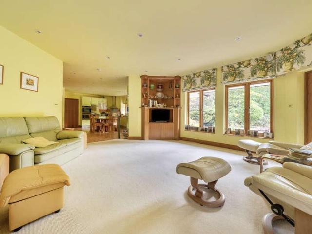 6 bed house for sale