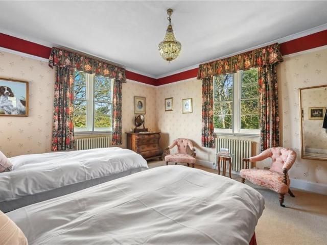 6 bed house for sale