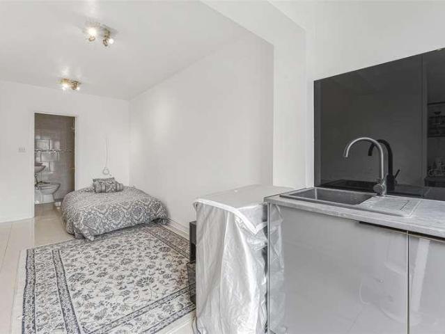 6 bed house for sale