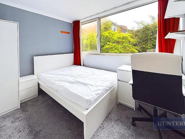6 bed house for sale