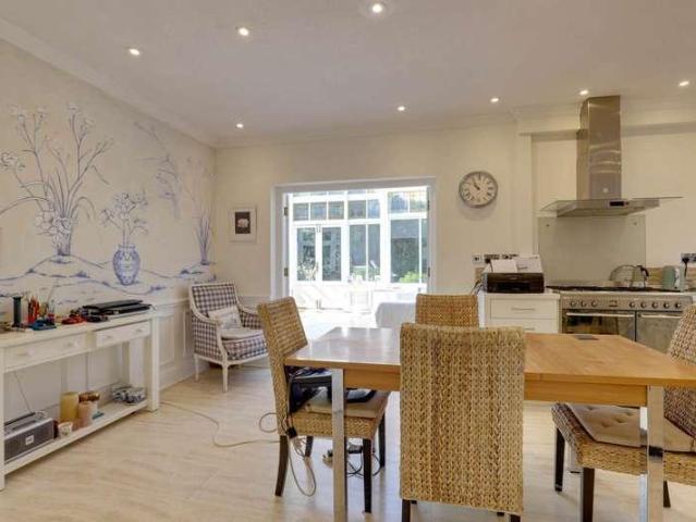 6 bed house for sale
