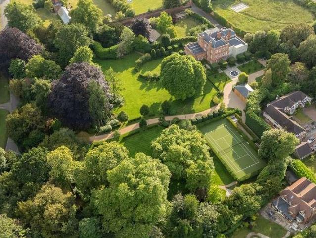 6 bed house for sale