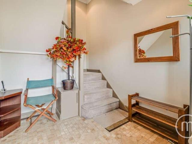 6 bed house for sale