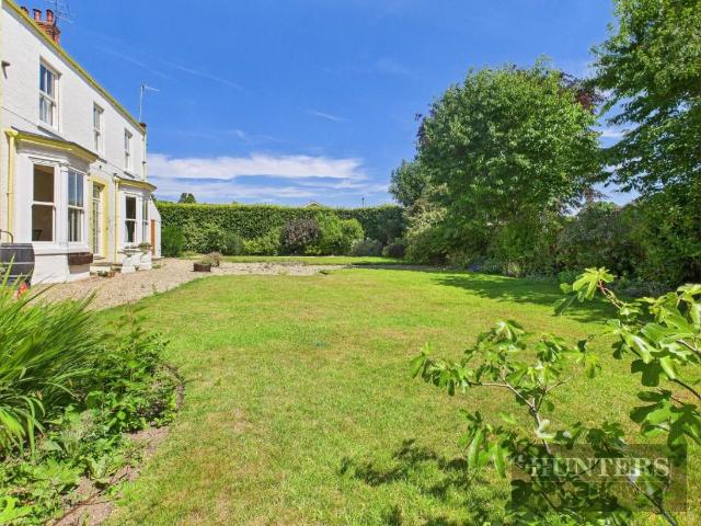 6 bed house for sale