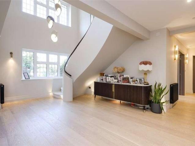 6 bed house for sale