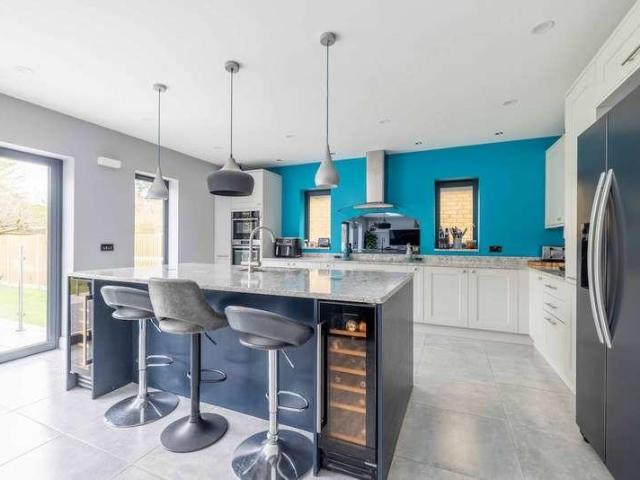 6 bed house for sale