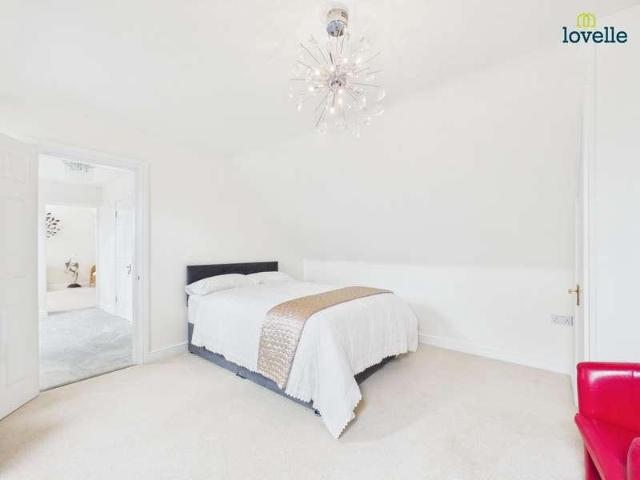 6 bed house for sale