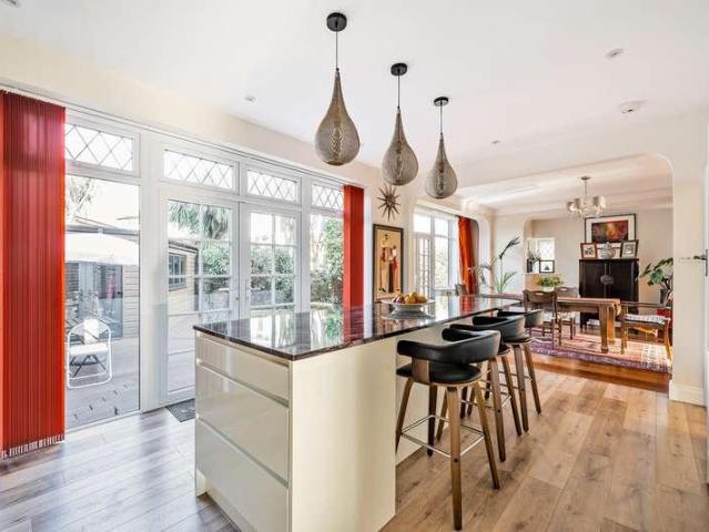 6 bed house for sale