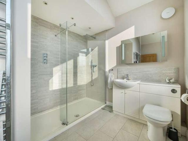 6 bed house for sale