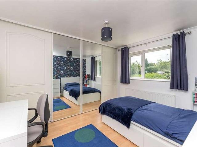 6 bed house for sale