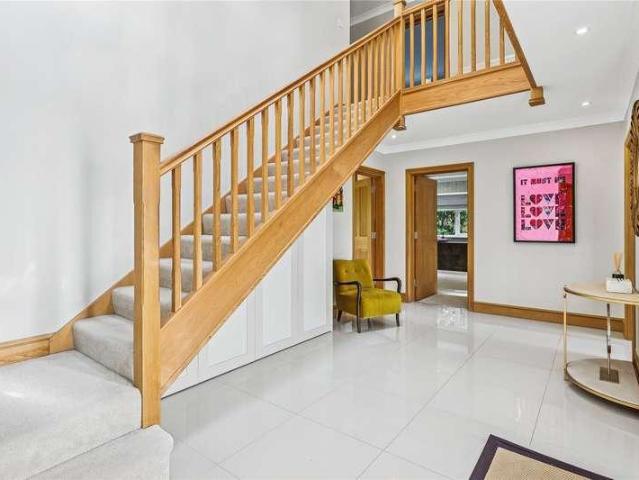 6 bed house for sale