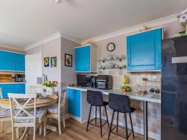 6 bed house for sale