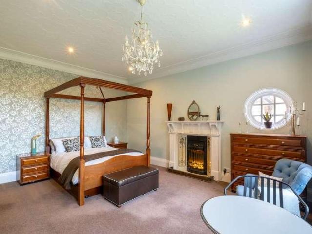 6 bed house for sale