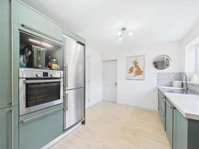 6 bed house for sale